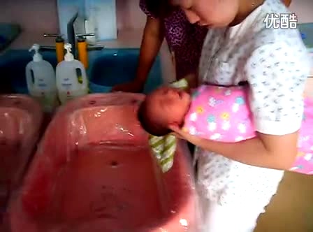 宝宝出生后第三天洗澡视频1