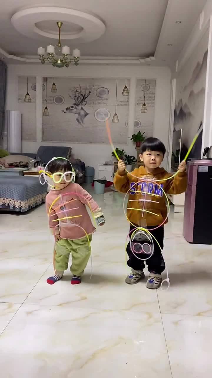 几块钱的荧光棒,让孩子开心的不得了