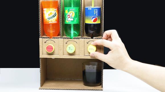 牛人用纸板自制饮料饮水机,制作方便材料简单,原理你看懂了吗?