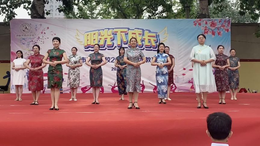 教师手势舞《万疆》,谨以此献给我们最爱的祖国。