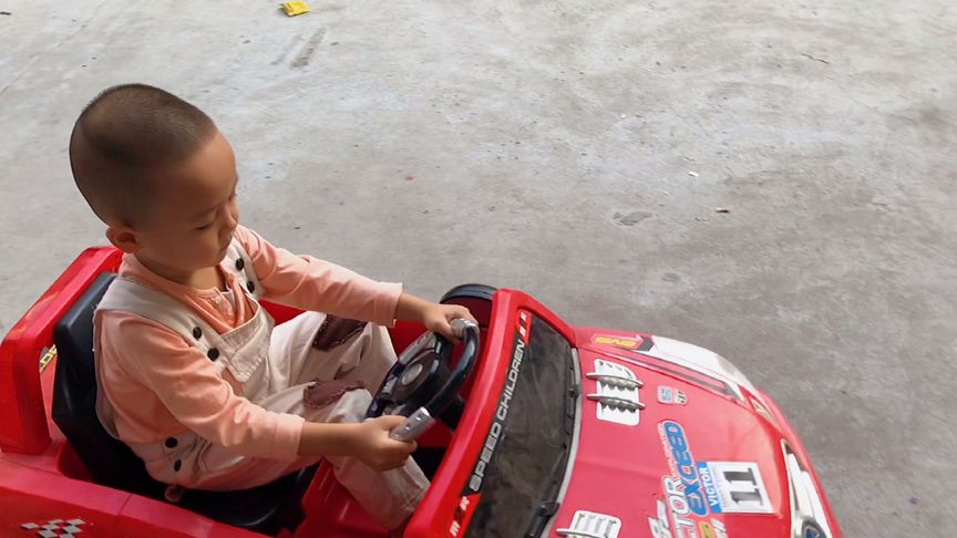 4岁小朋友开儿童电动小汽车,倒车掉头运用自如,看看怎么操作的