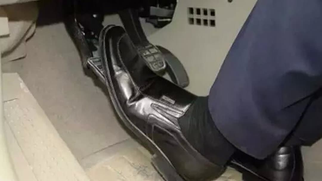 手动挡车子打火到底要踩离合吗?老司机:新手注意了,否则很危险