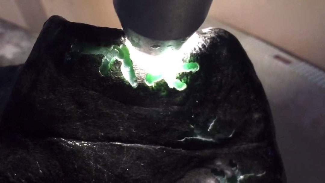 玉石老板说这块翡翠原石有绿,那开窗试试看看是否与自己判断一致