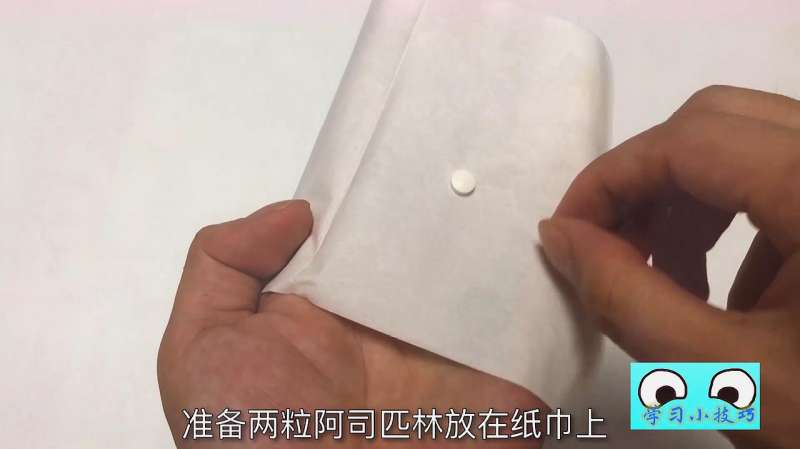 小伙拿阿司匹林浇花原来这么厉害,还能拿它来洗头,方法太棒了