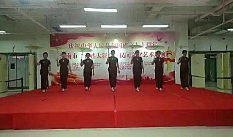 浪漫夕阳舞蹈队、伞舞红枣树。