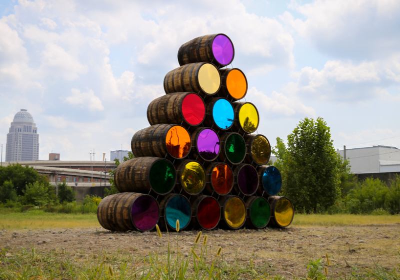 设计师又开脑洞,把几个桶涂上颜色,结果成了标志性建筑