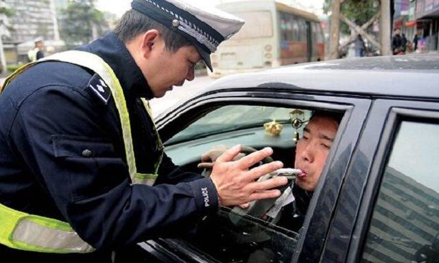 酒后在车里睡觉,被查到算酒驾吗?交警:别做这些动作就行