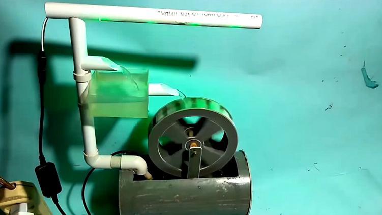 创意实验:牛人用pvc管材、水管做永动机发电实验,放水试试?