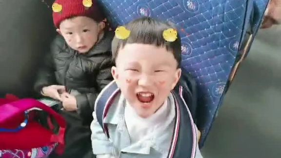 一起坐校车去幼儿园!坐在校车上系好安全带!不吵不闹安全搭校车