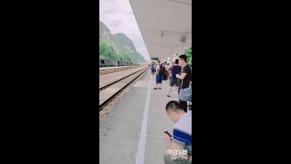 广西融水县火车站青山绿水,再来一碗融水菜市的滤粉就美哉美哉?