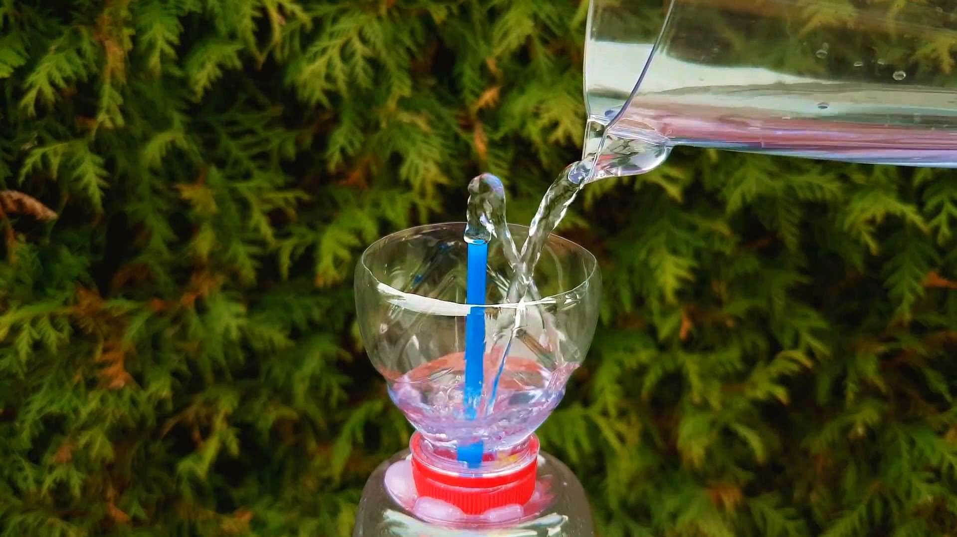 自己能做出来喷泉吗?大神用两个瓶子制造出一座喷泉,太神奇了!