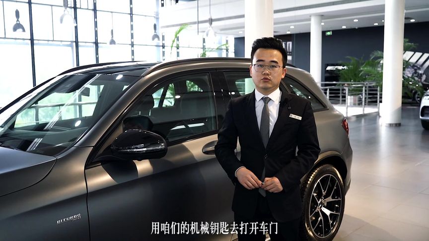 用车小知识!怎么用机械钥匙去打开车门。