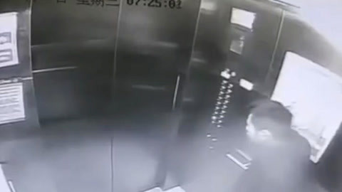 可怕!一男子抬脚拍蚊 电梯门竟被踢爆