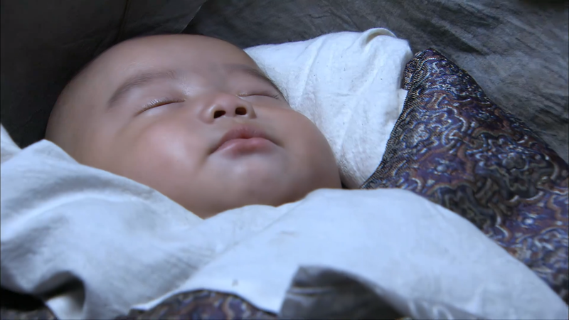 打狗棍:这夫妻俩好狠的心呀,竞准备对小孩子下杀手,真残忍