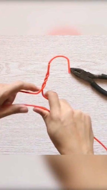 衣架秒变身手机支架,你get到了吗