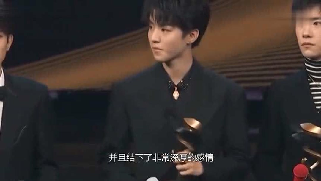 微博之夜:杨紫想与王俊凯打招呼,用手指轻戳他的背,样子好可爱