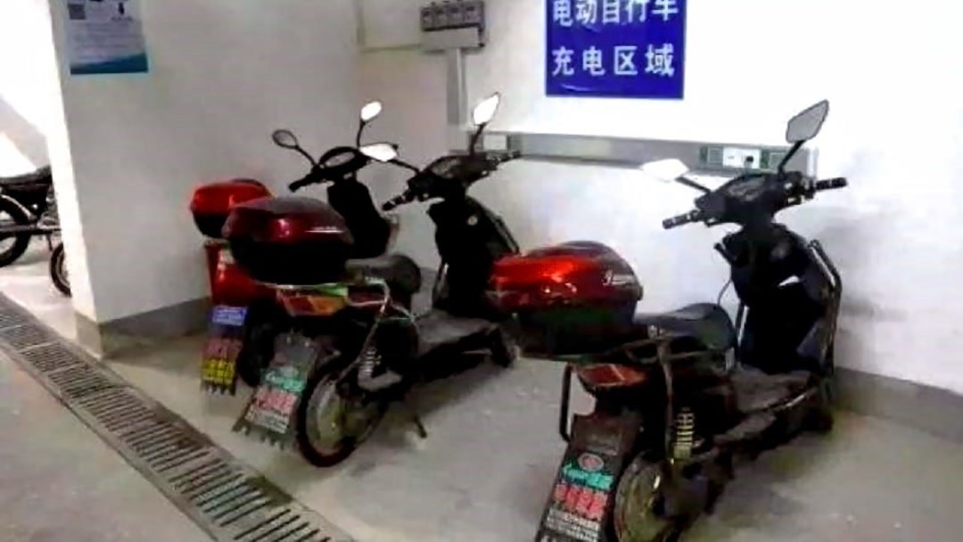 电动车充电应该“没电再充”还是“随用随充”?维修工告诉你答案