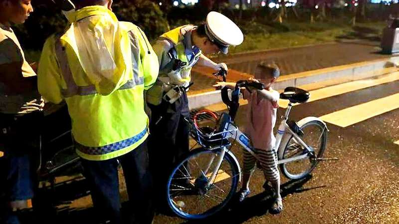6岁熊孩子给共享单车配私锁还不怵民警 妈妈:警察都不怕你怕啥