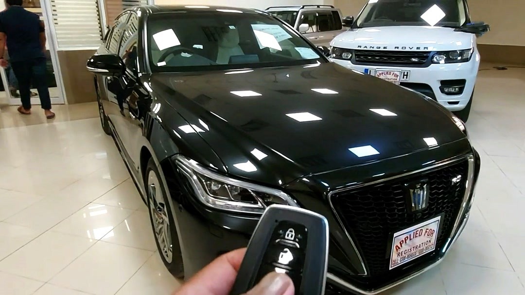 2022款丰田皇冠实车展示,比奥迪A6L还漂亮,按下钥匙霸气开始