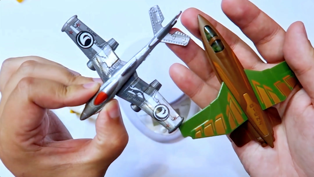 儿童趣味玩具:迷你轻型飞机开箱,新款热车型直升机模型玩具