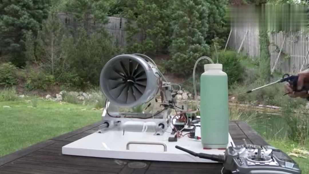 模型飞机的发动机,也挺耗油的,两分钟,用了四分之一瓶!