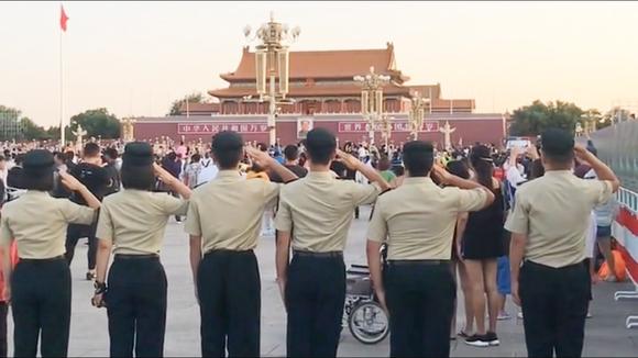 人人都是护旗手,火箭军军人遇见升国旗,立正敬礼十分帅气!