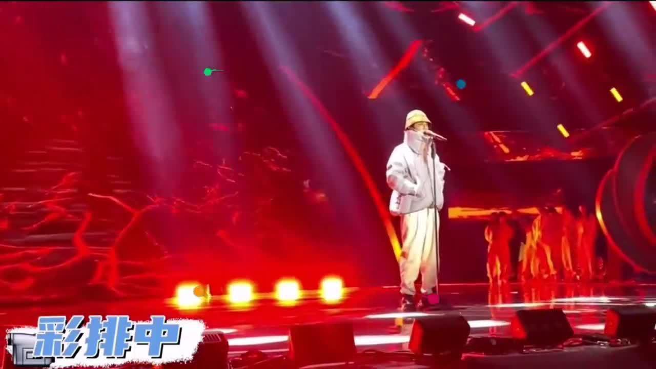 华晨宇彩排花絮,台上霸气全开火星大魔王,台下秒变移动的点饭人