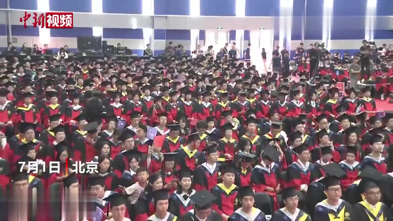 校长毕业典礼上说着说着落泪了