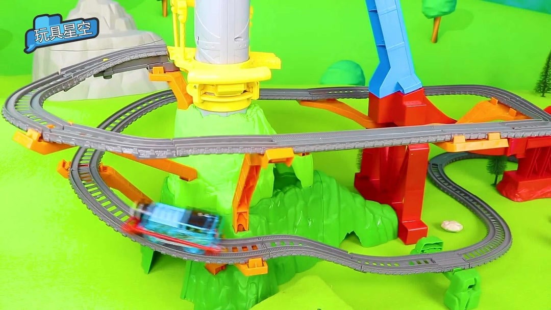 汽车玩具旋转场弧形轨道交叉运行前行