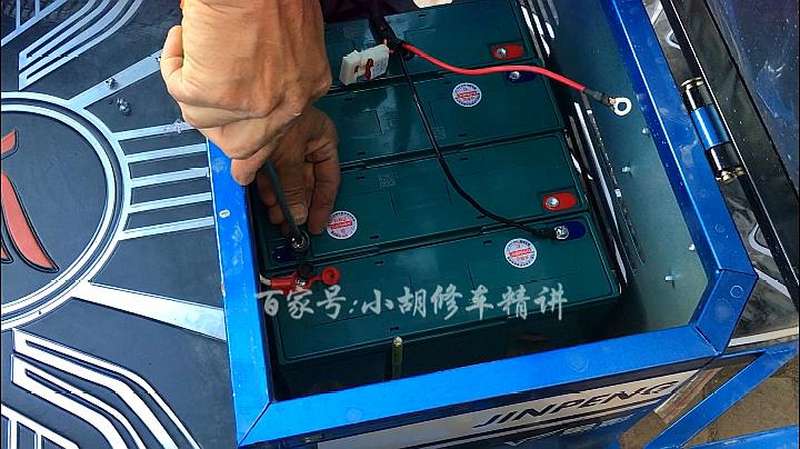 师傅今天自己要用车子,来给你讲讲电池如何安装使用和注意事项!