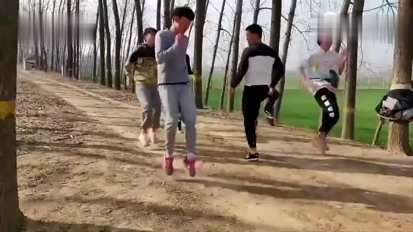 自制器材锻炼小伙寒假带同村孩子一起练:学以致用胜过玩手机