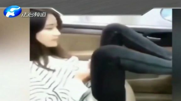美女坐车不系安全带,一个刹车卡在两座间,事后还怪司机开车不稳