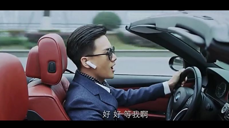 小伙神气地开一辆敞篷跑车,不知道怎么开门让给他尴尬不已!