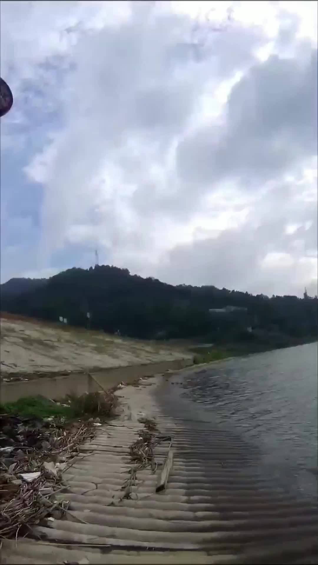 大家在河边行走一定要注意安全