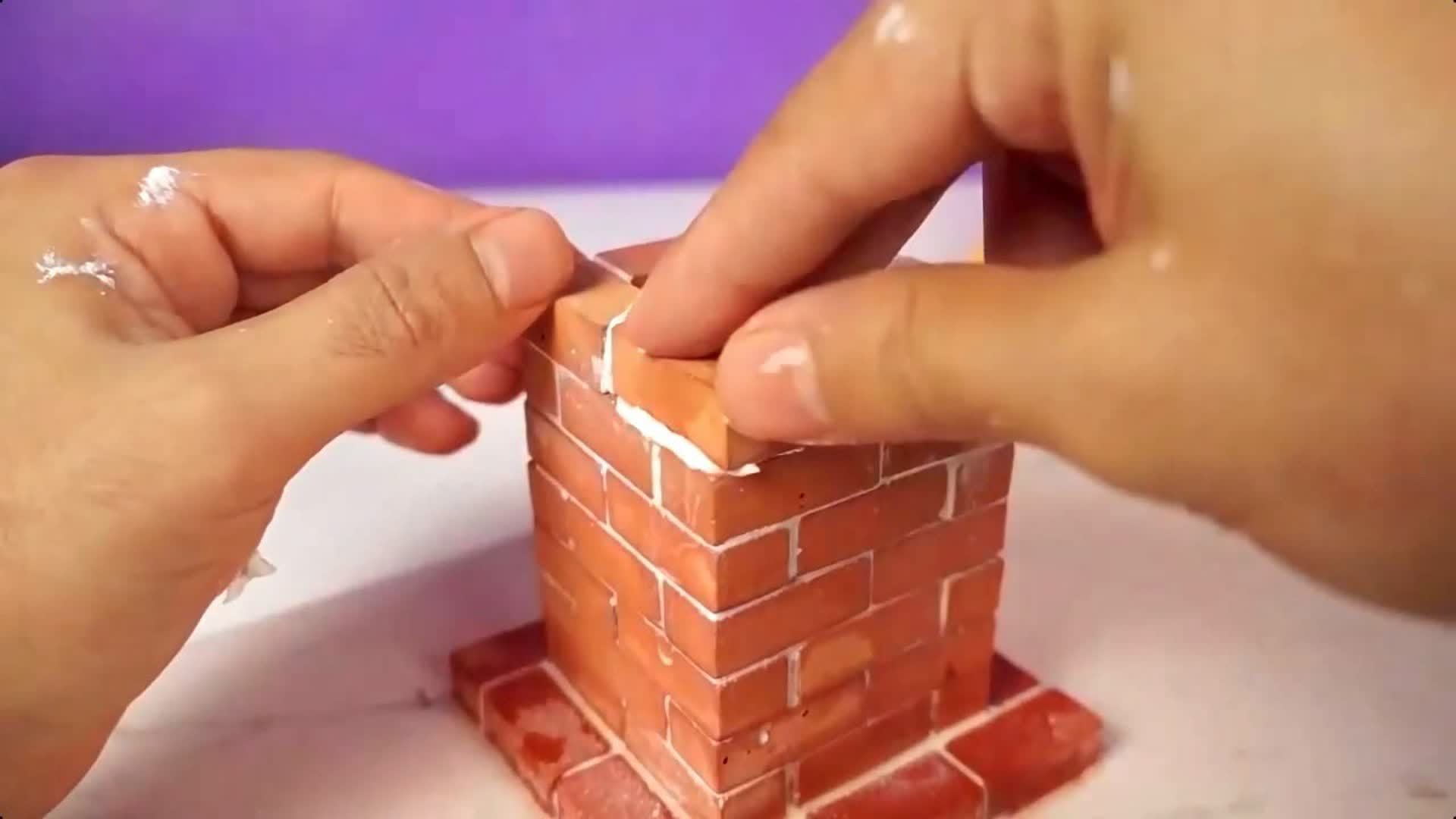 米趣实验室:小哥用迷你砖头和电动马达制作了一座风力发电小楼!