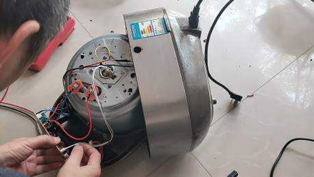 电饭煲插电无电源显示,修复后能正常使用,不明白什么原因引起