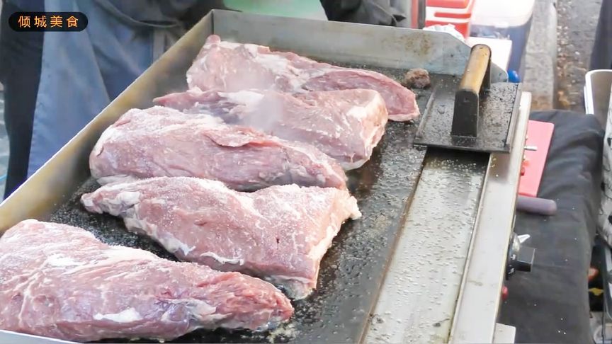 外国街头烤肉摊太夸张,一次的牛肉用量都够我们拉面店用上一天
