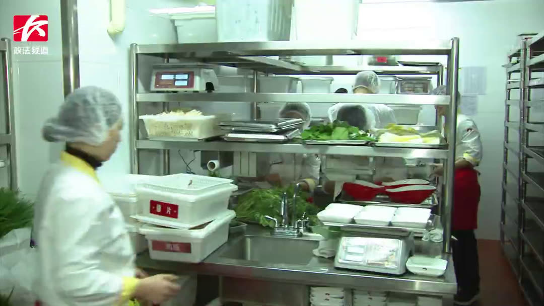 校园周边奶茶店部分原材料过期,被勒令立即下架