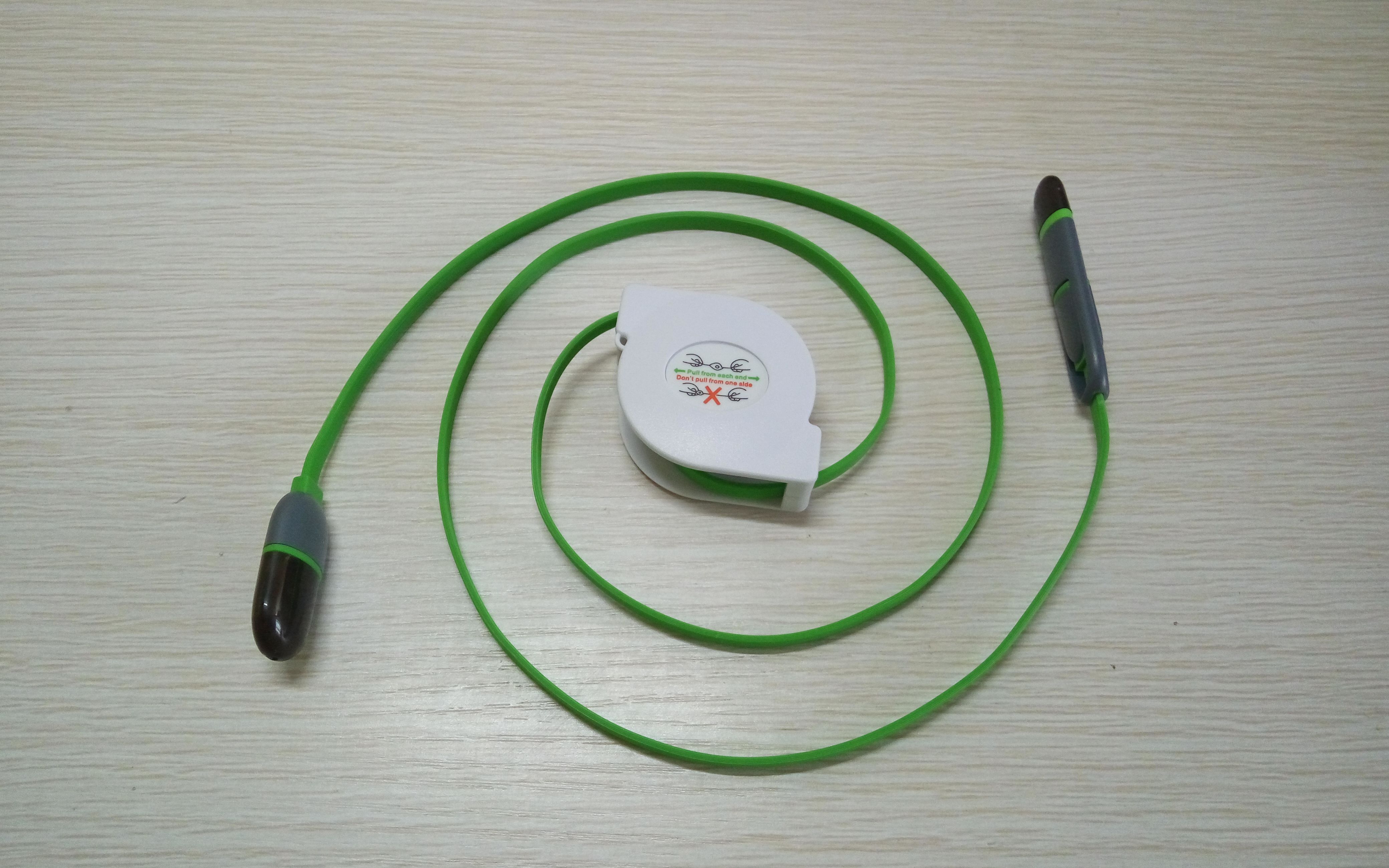 小伙开箱一元包邮的伸缩数据线,苹果安卓都能用,商家这是要亏血本了