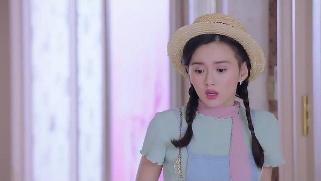 美女回到家,看到跟自己长的一模一样的人坐沙发上:你怎么在这里