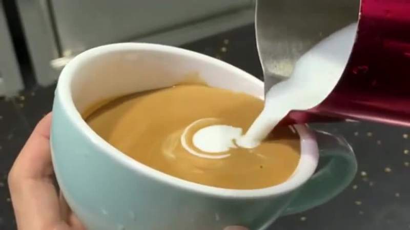 在咖啡店干了三年,这是唯一学会的手艺,看拉花做的怎么样?