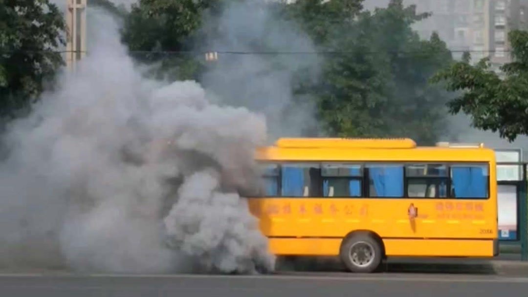 校车行驶中突然冒出滚滚浓烟 车上载有20余名小学生