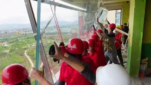 阳台超白夹胶大玻璃,需要十几个工人才能搬动