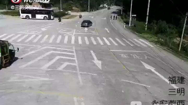 学生骑自行车横穿马路被撞飞,安全太重要了!