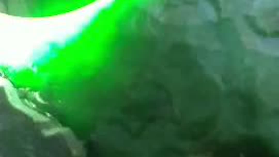 价值千万翡翠原石在哪里?开窗帝王绿手镯料