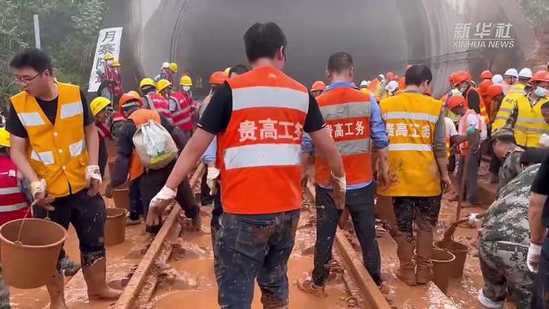 贵广线榕江站D2809次列车撞上泥石流脱线事故救援现场直击