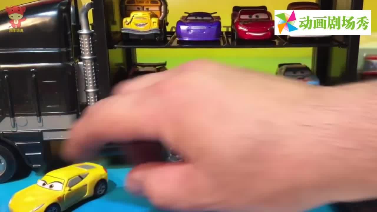 闪电麦昆和赛车伙伴们乘坐大卡车出发