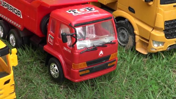 一辆警车重型汽车玩具装配游戏的警车翻车,拖拉机组装车玩具