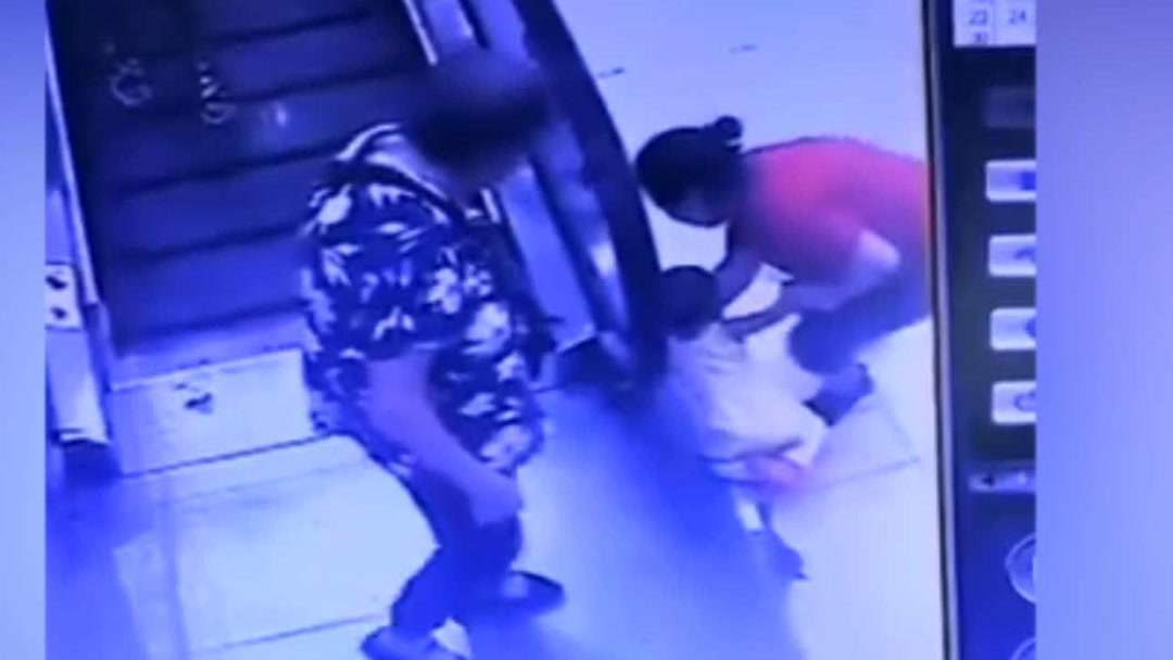 商场电梯又“吃手” 奶奶带孙扭头瞬间发生悲剧