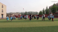 学生户外操场集体活动 二人三足